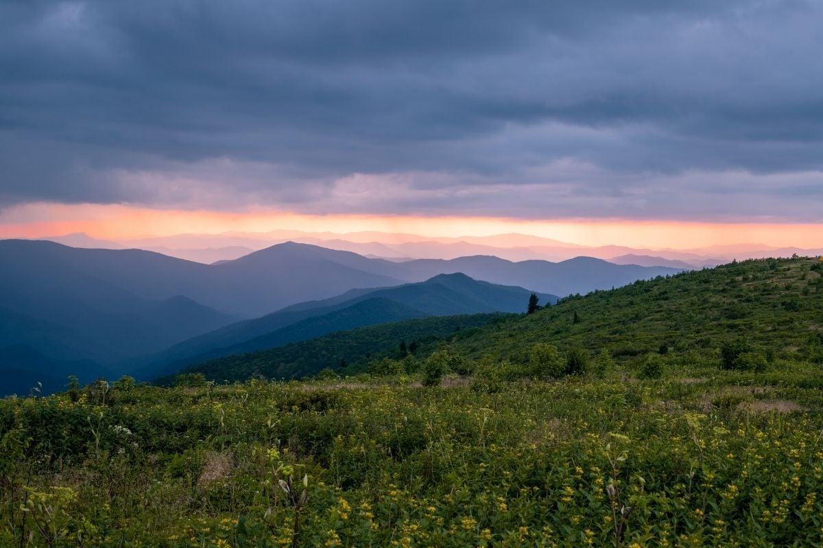 Top 10 Breathtaking Overlooks in the Blue Ridge Mountains - Road Trip ...